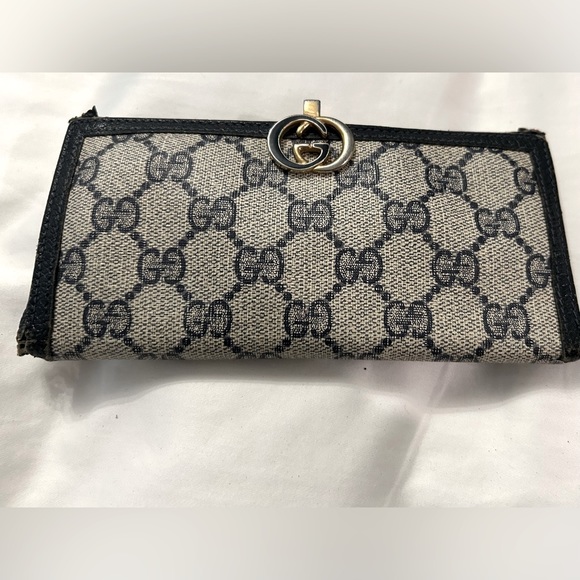 Gucci | Bags | Authentic Vintage Gucci Wallet Navy With Gold Logo Clasp ...